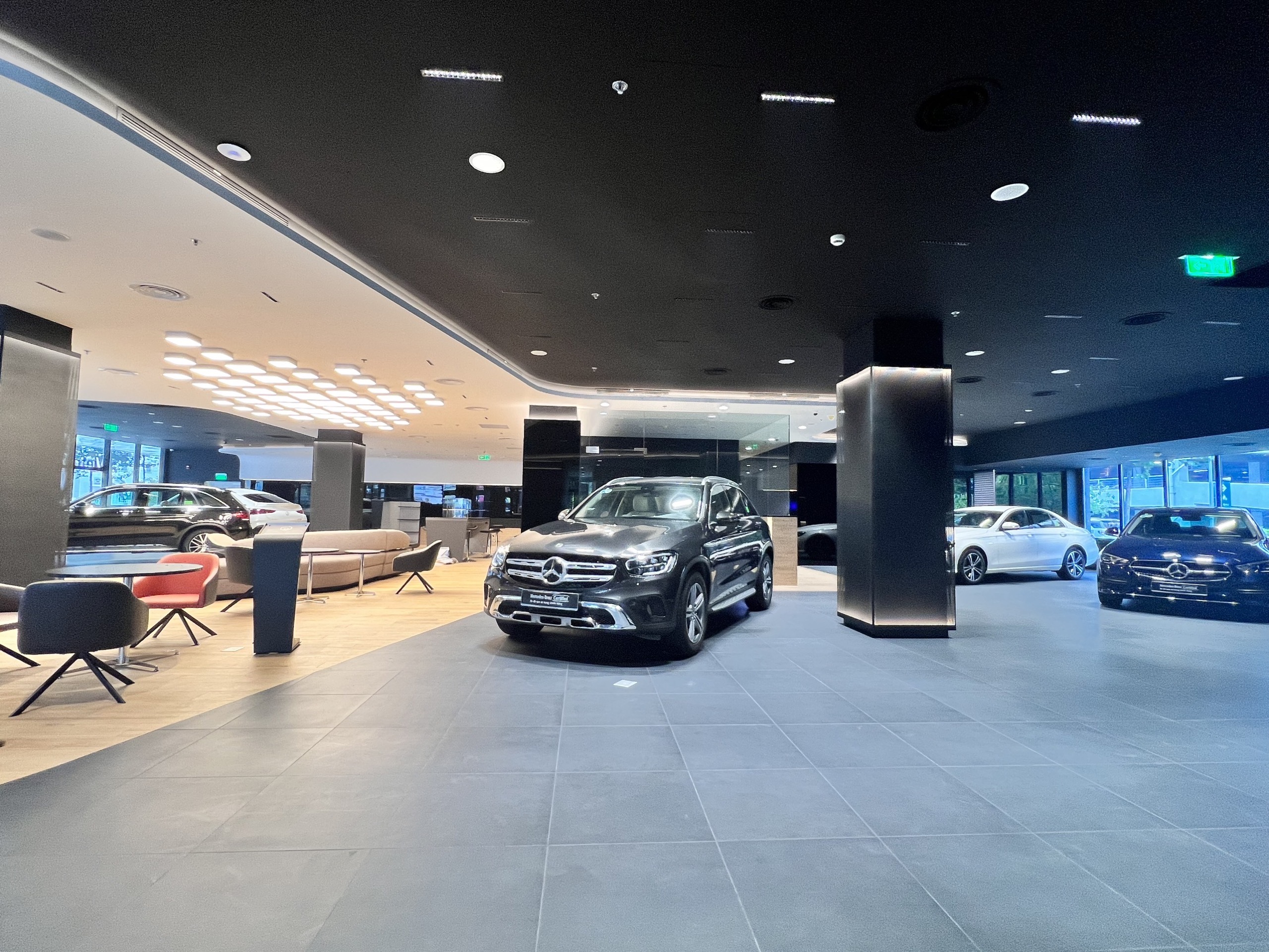 Mercedes-Benz Vietnam Star ra mắt Showroom chuẩn MAR2020 tại Tp. Hồ Chí ...