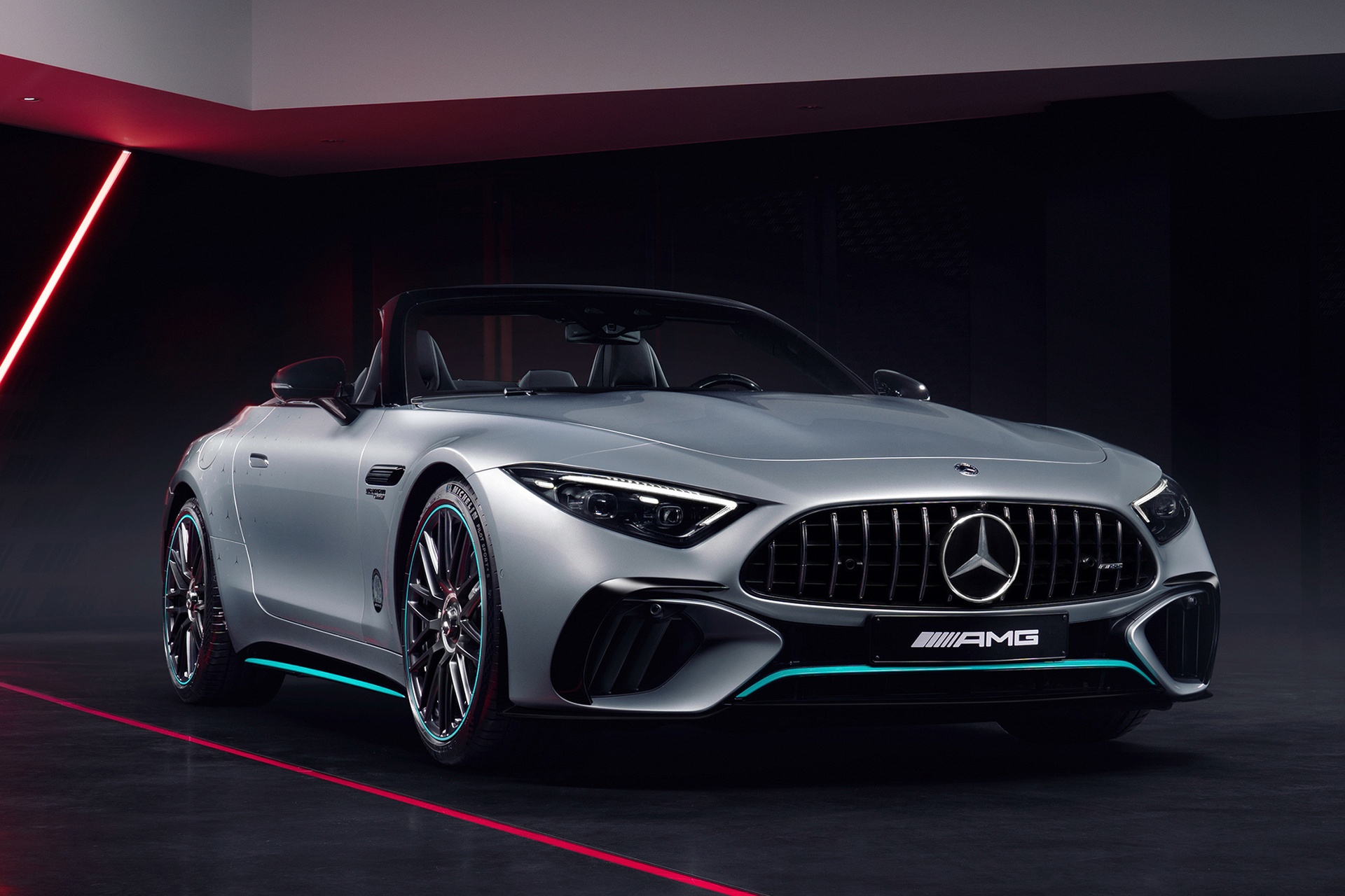 Mercedes AMG SL63 4MATIC+ 2023 mang phong cách xe đua F1